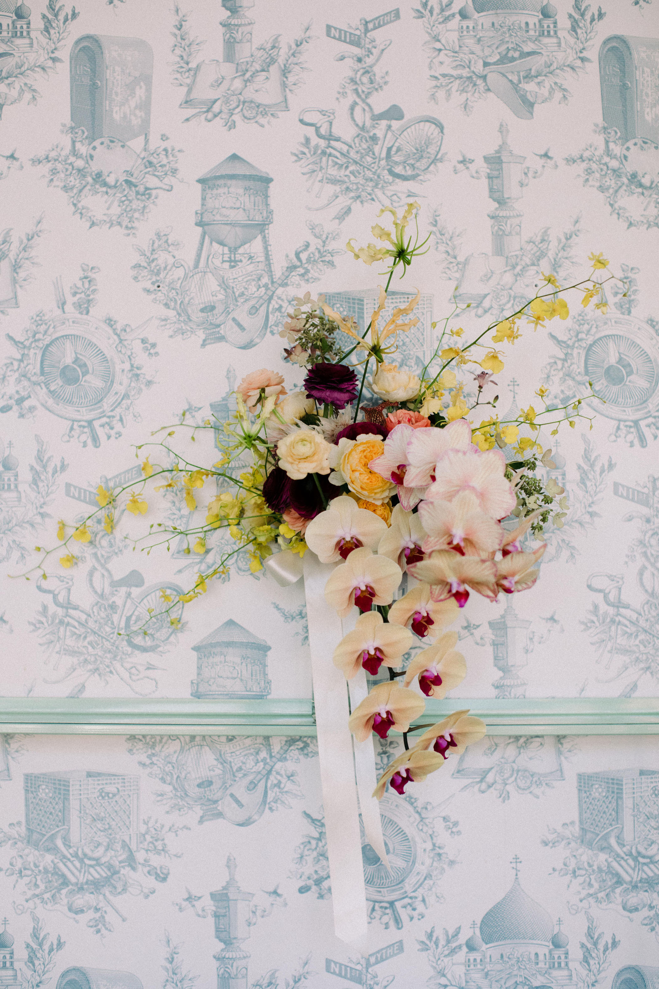 An "Overgrown Brownstone" Wedding Filled With Moody, Organic Romance At ...