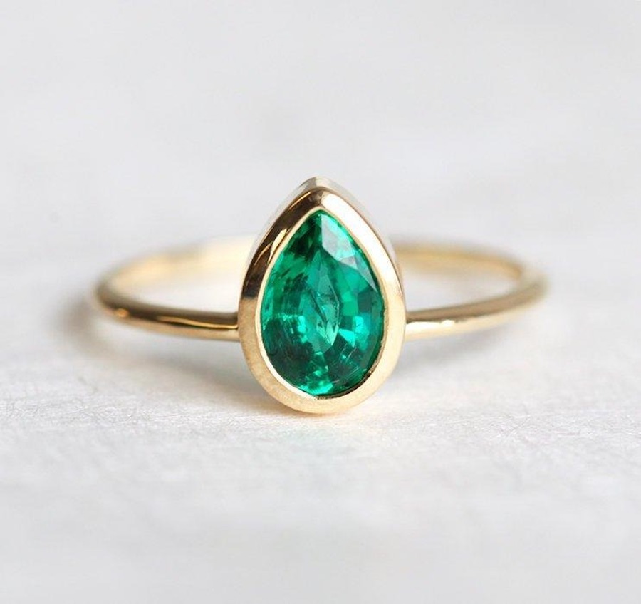 31 Best Emerald Engagement Rings + Complete Buyer’s Guide