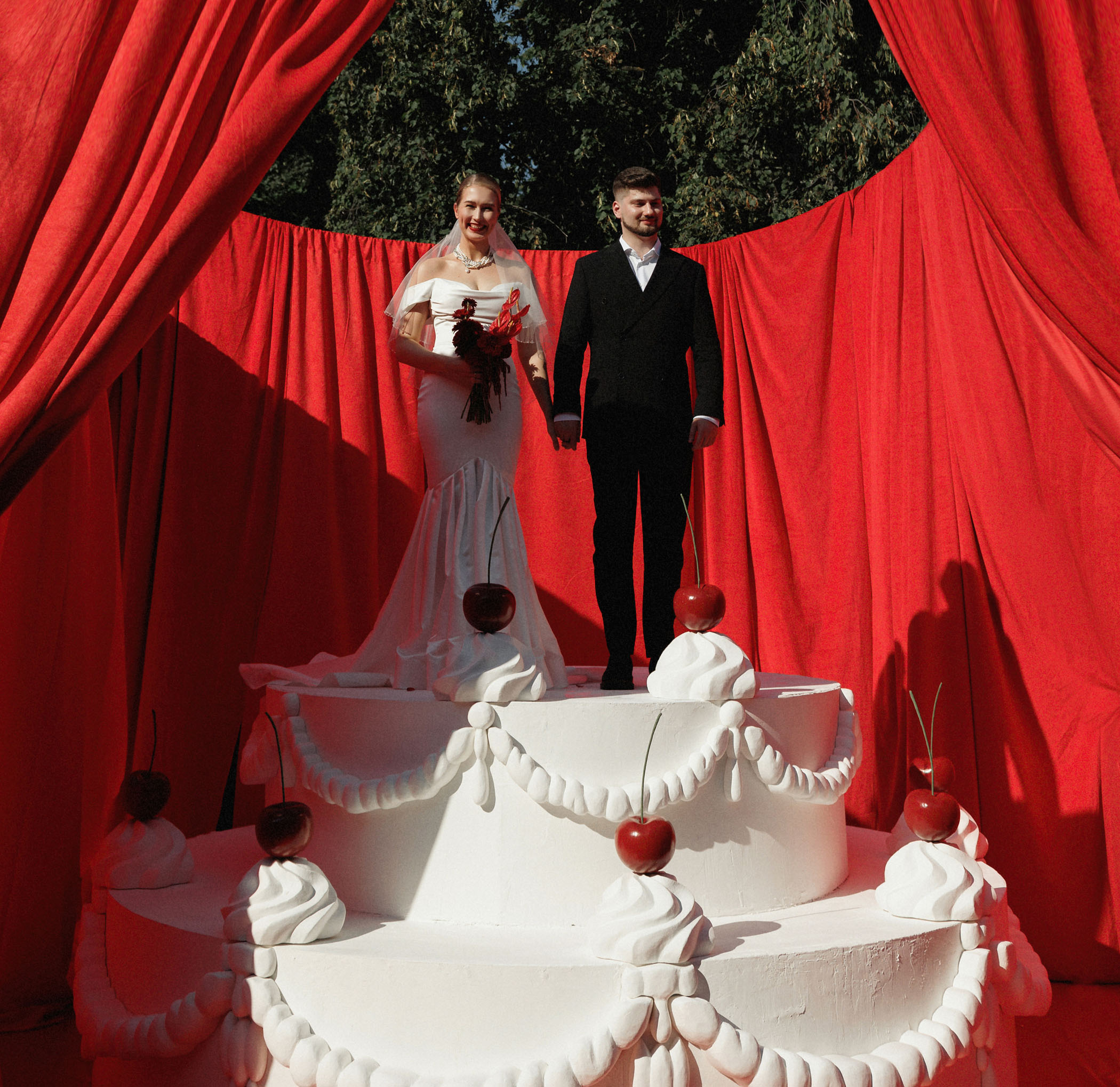This Classic + Quirky Couple Got Married on Top of a Giant Wedding Cake ...