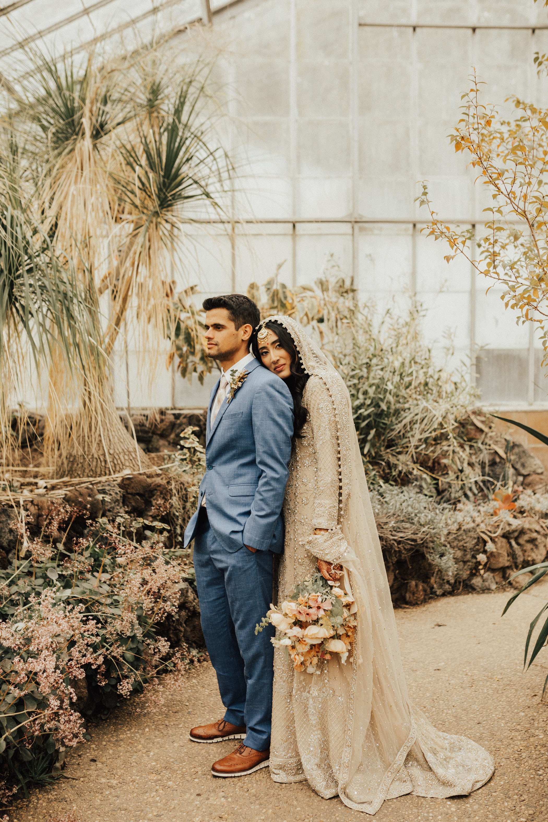 A Modern, Coastal Greenhouse Wedding Full of Warm Colors and ...